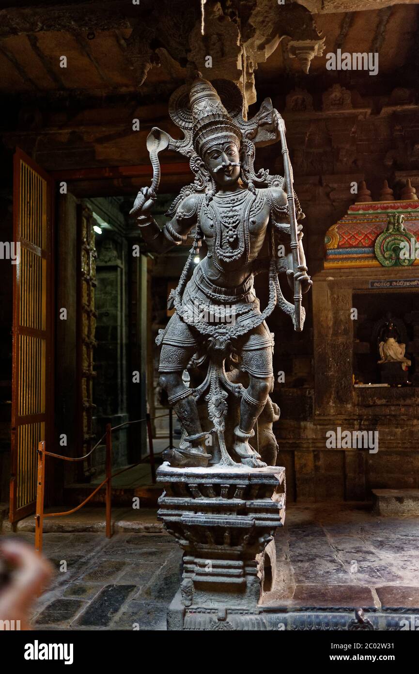 Gigantic statues on pillars of Sangili Mandapam of Nellaiappar Temple ...