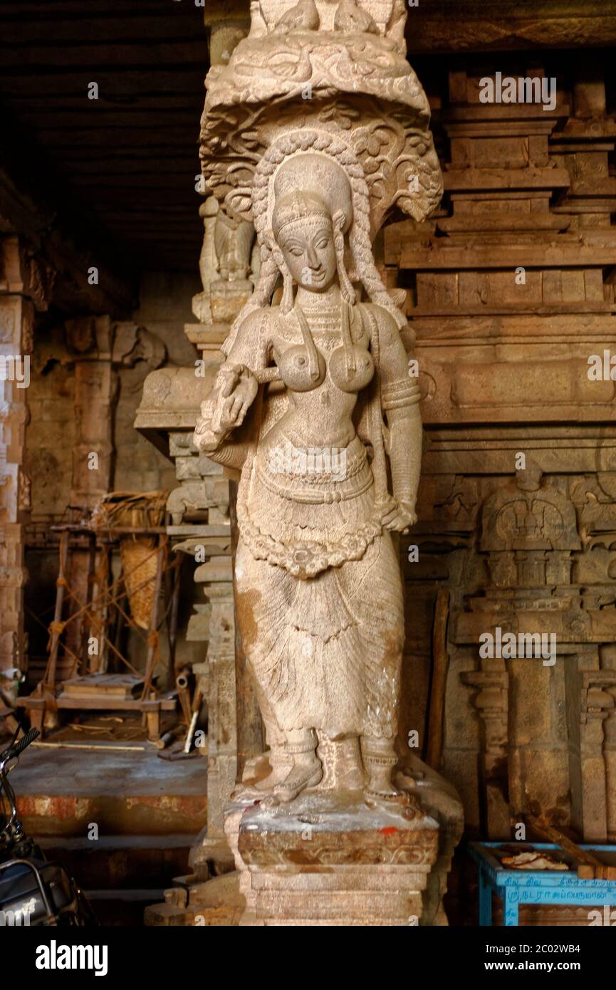 Gigantic statues on pillars of Sangili Mandapam of Nellaiappar Temple ...