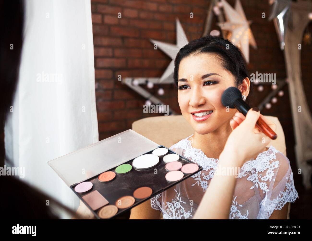 The bride doing makeup hi-res stock photography and images - Alamy