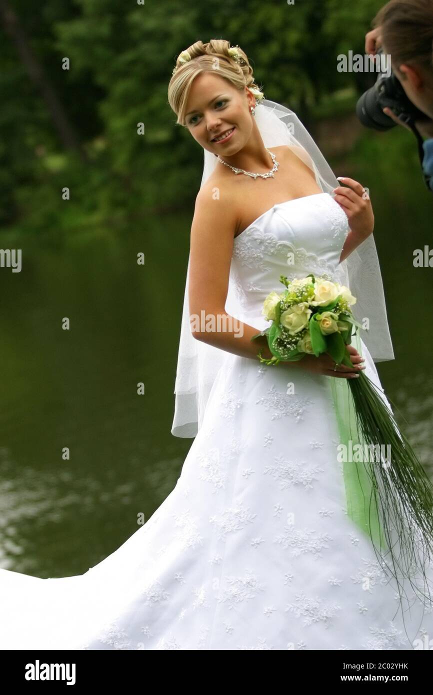 Bride and photographer Stock Photo - Alamy