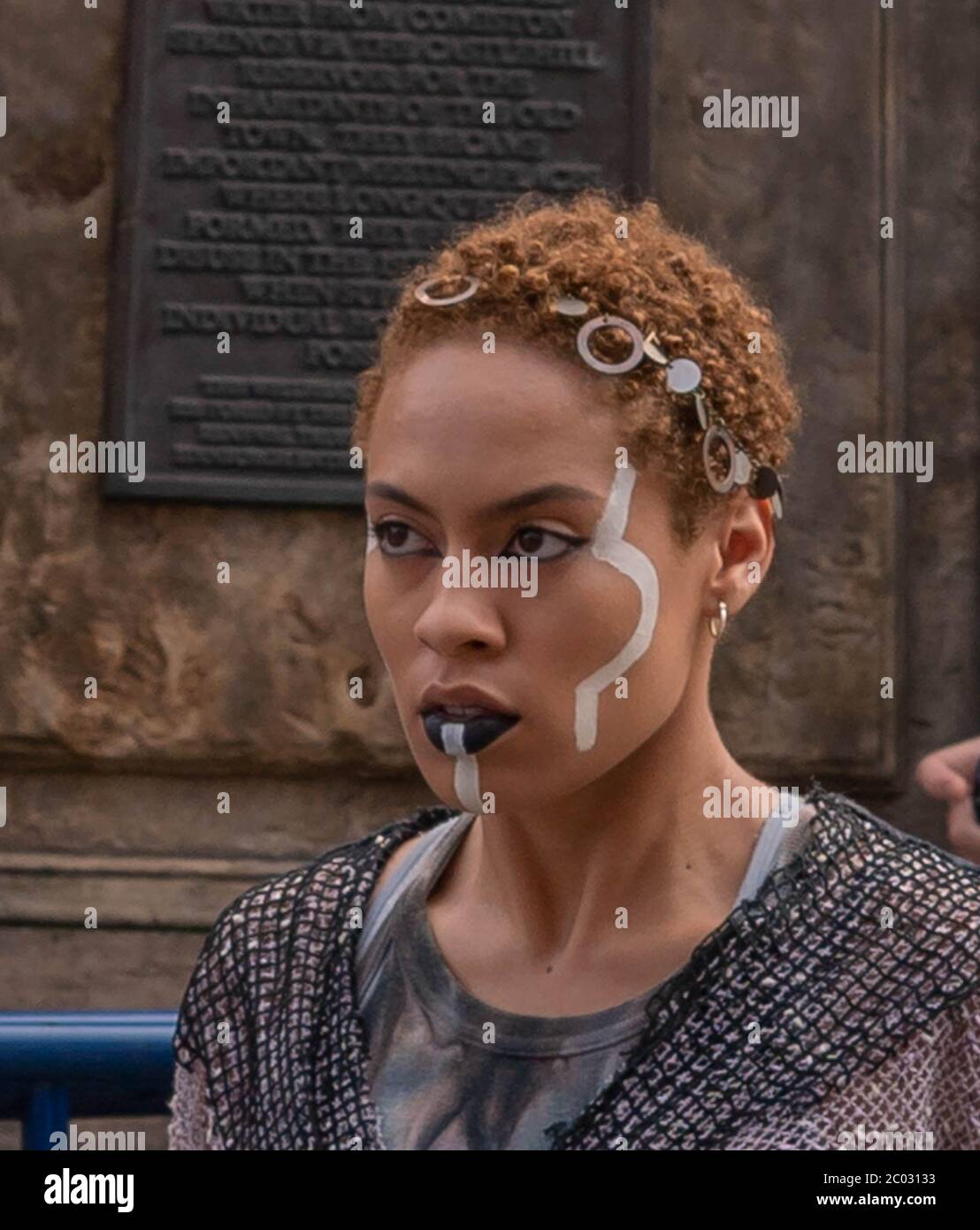 street performance Edinburgh festival Stock Photo - Alamy