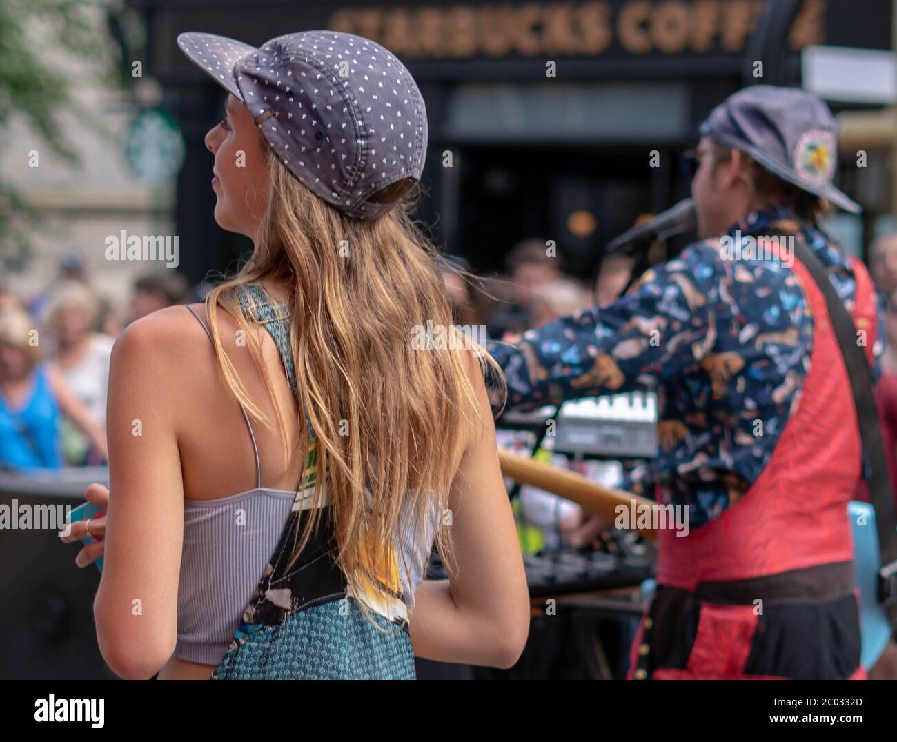 street performance Edinburgh festival Stock Photo - Alamy