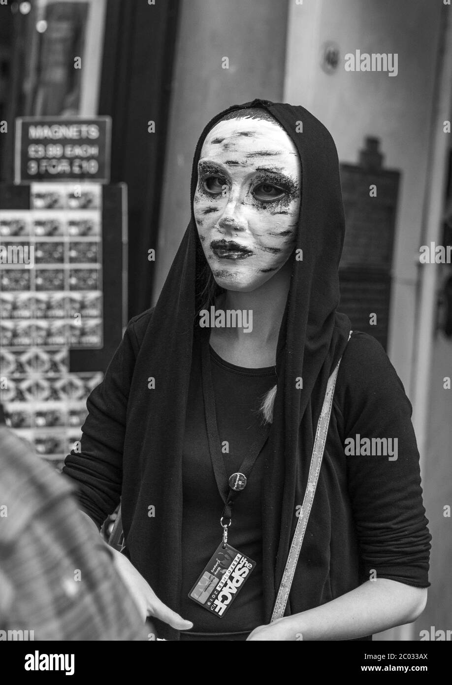 street performance Edinburgh festival Stock Photo - Alamy