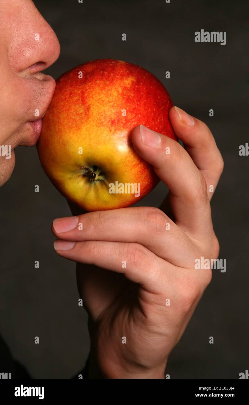 Kiss apple hi-res stock photography and images - Alamy