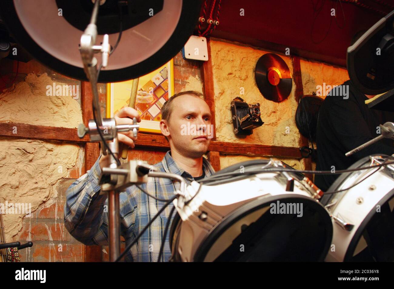 Singing drummer hi-res stock photography and images - Alamy