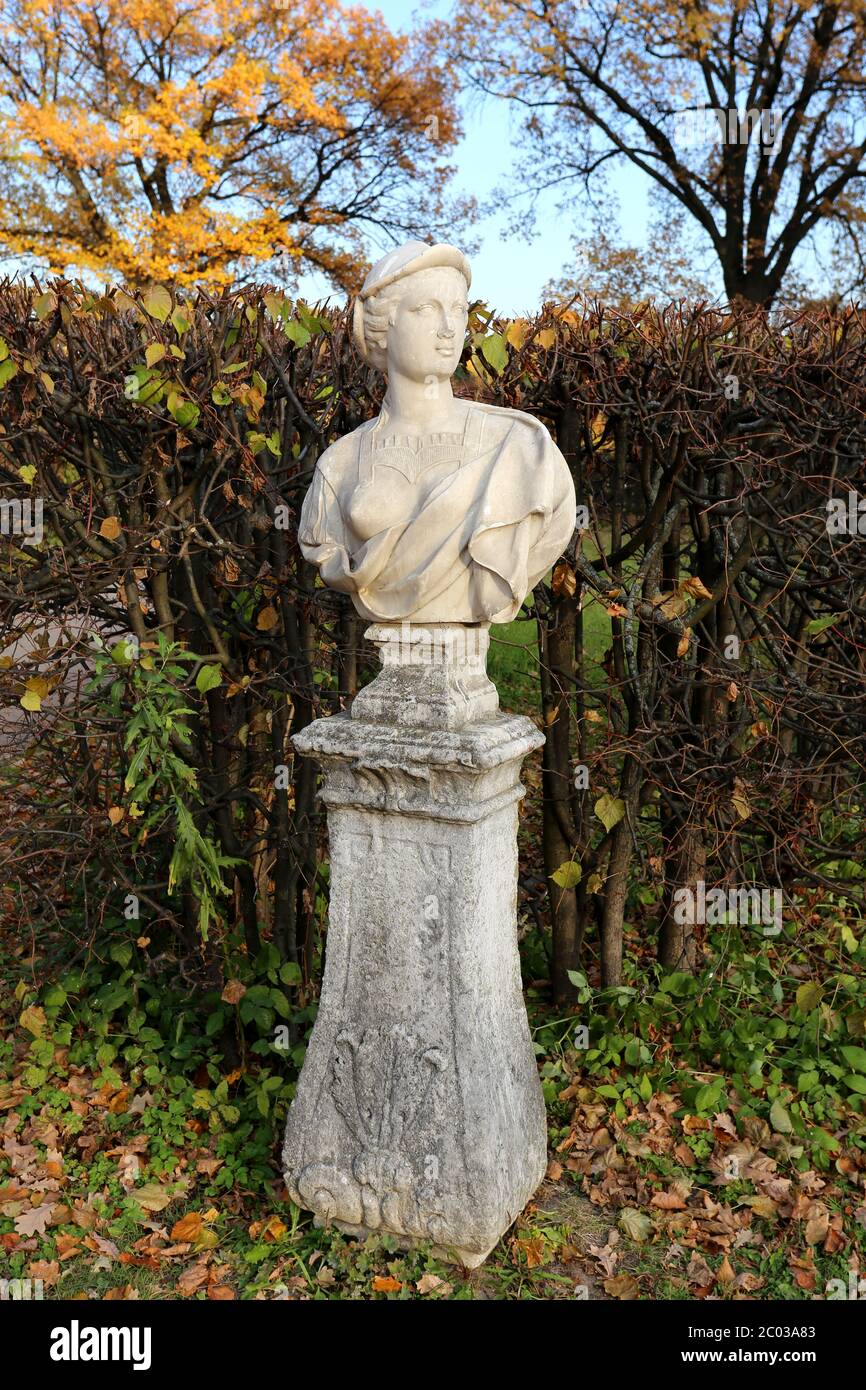 statue in the park Stock Photo - Alamy