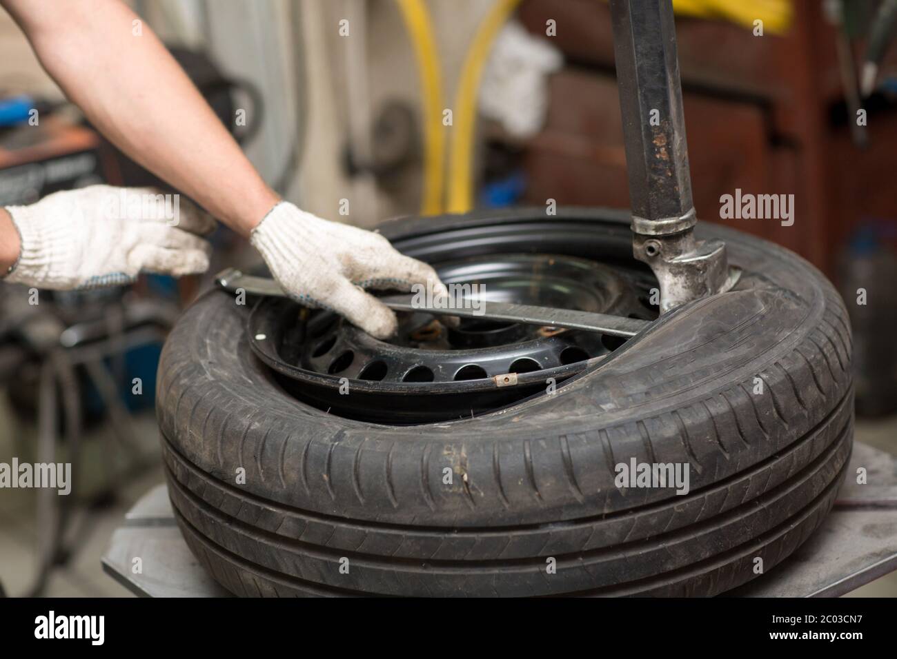 Mechanic changing car tire fitting. Wheel tyre repairing Stock Photo ...