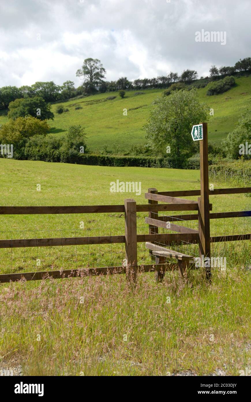 English field fence hi-res stock photography and images - Alamy