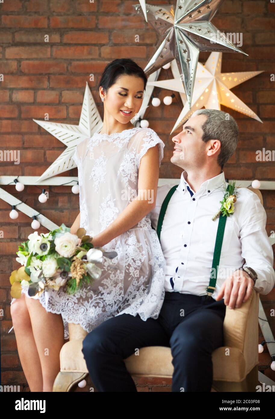Happy wedding couple brick wall hi-res stock photography and images - Alamy