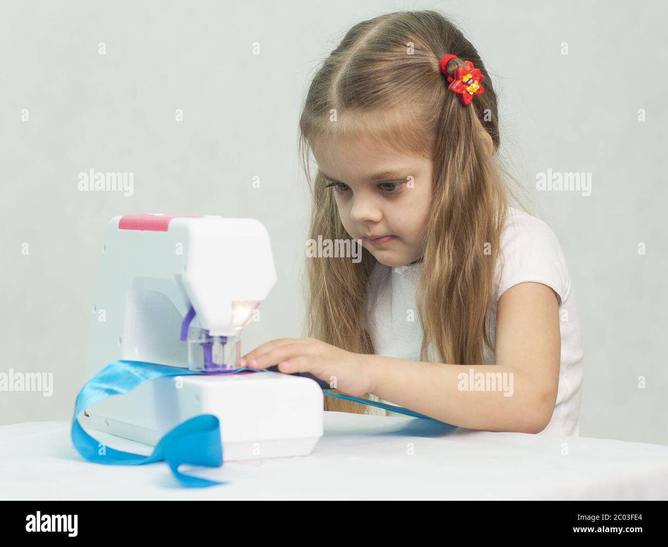 How is sewing machine works hi-res stock photography and images - Alamy