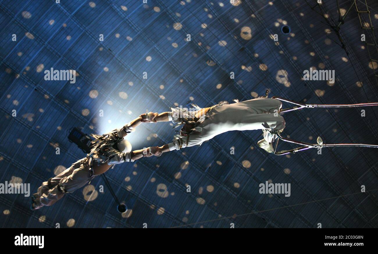 Stage two acrobats hi-res stock photography and images - Alamy