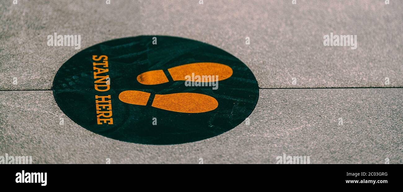 Stand here foot sign or symbol on the floor Stock Photo - Alamy