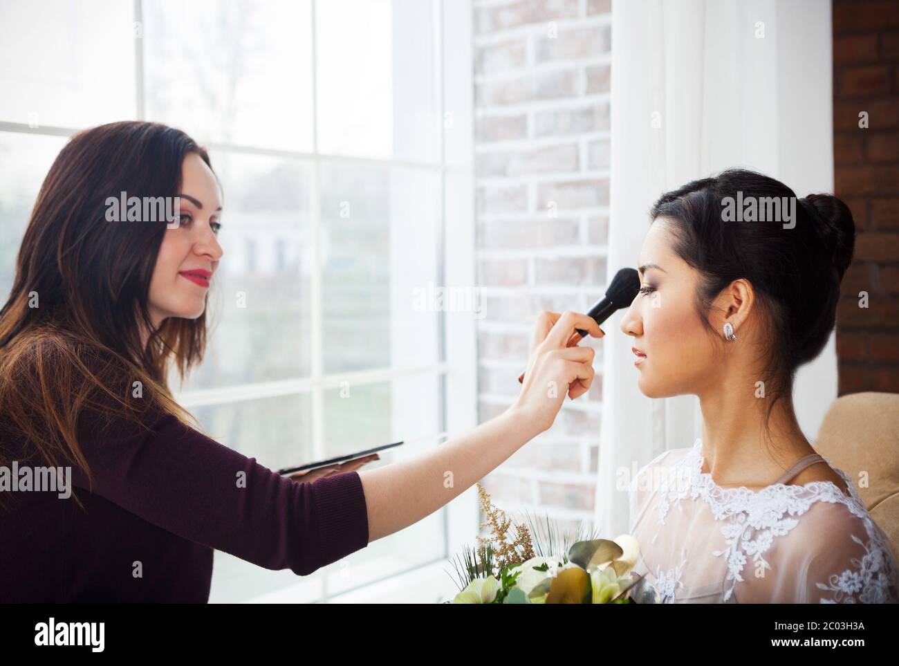 Makeup artist doing makeup bride hi-res stock photography and images ...