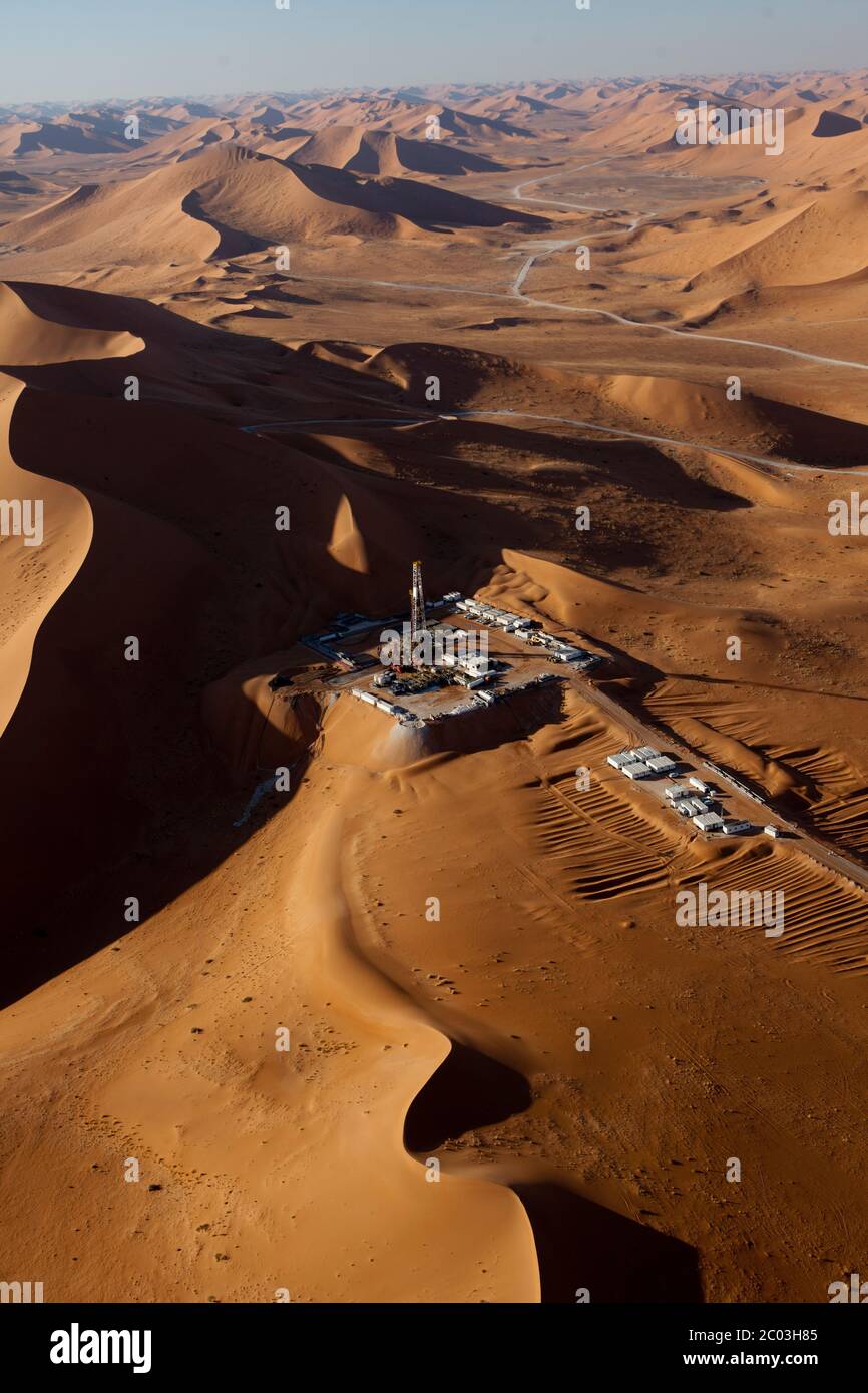 An oil company rig drilling for oil, Sahara desert Stock Photo - Alamy