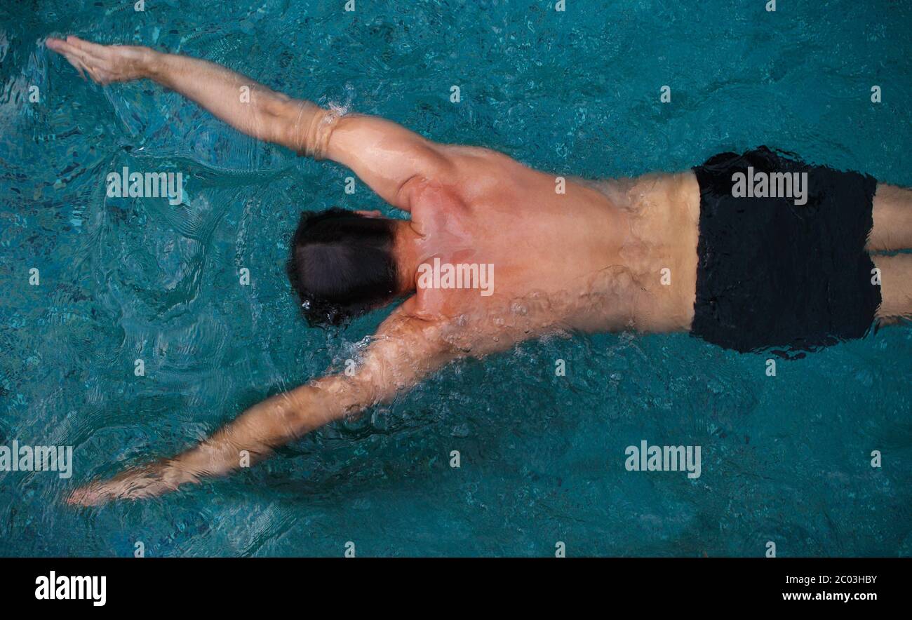 Athletic man swimming in the pool Stock Photo - Alamy