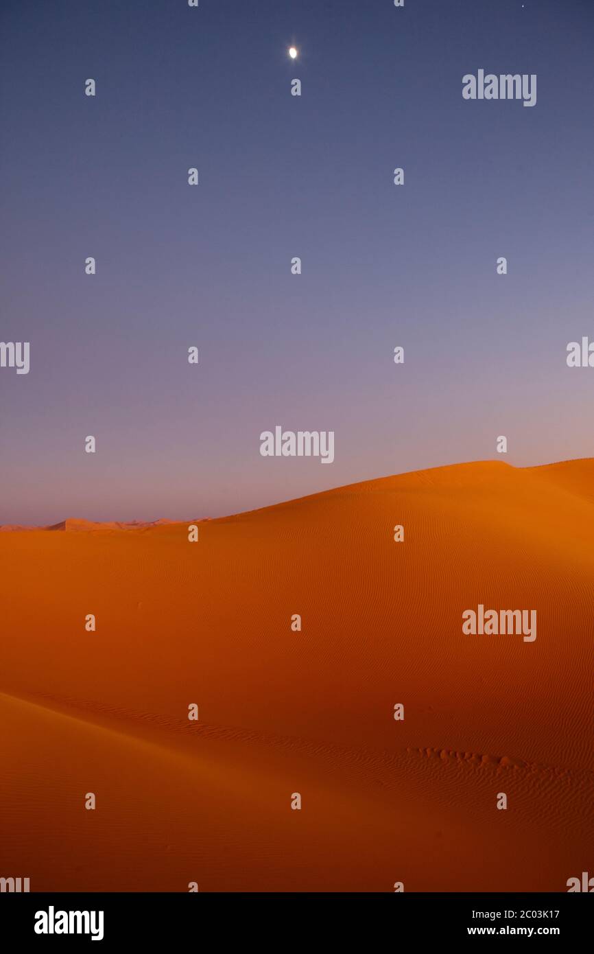 Sunset over sand dunes in the Sahara desert, North Africa Stock Photo ...