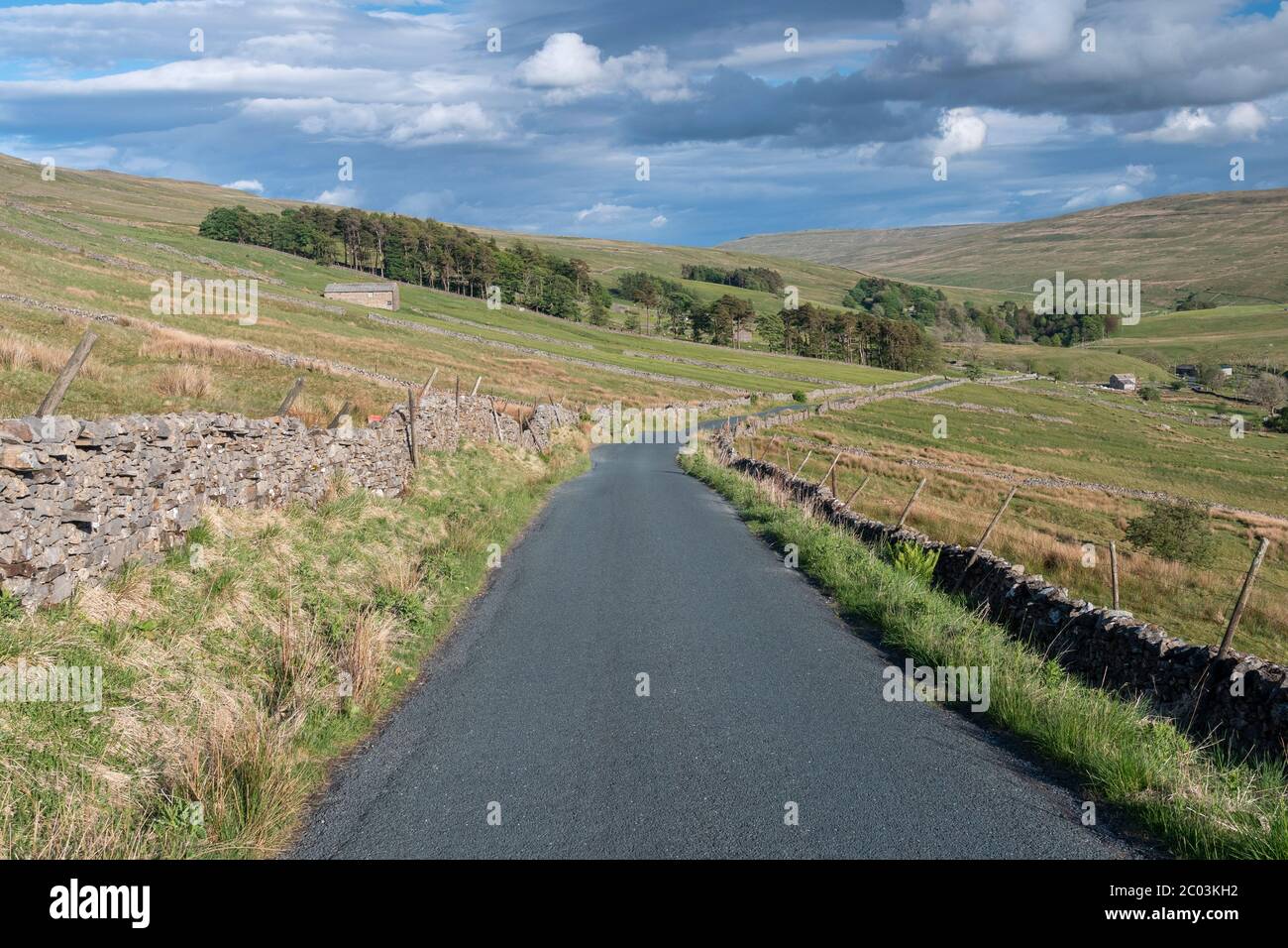 Single track road from Hawes dropping into Oughtershaw in Wharfedale ...