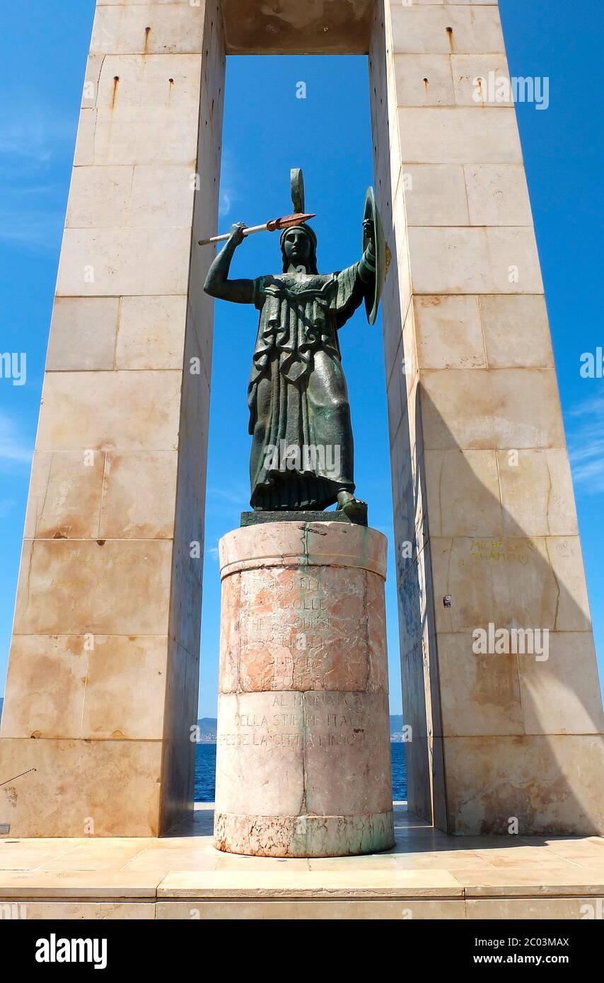 Square and statue of liberty of Reggio Calabria Stock Photo - Alamy