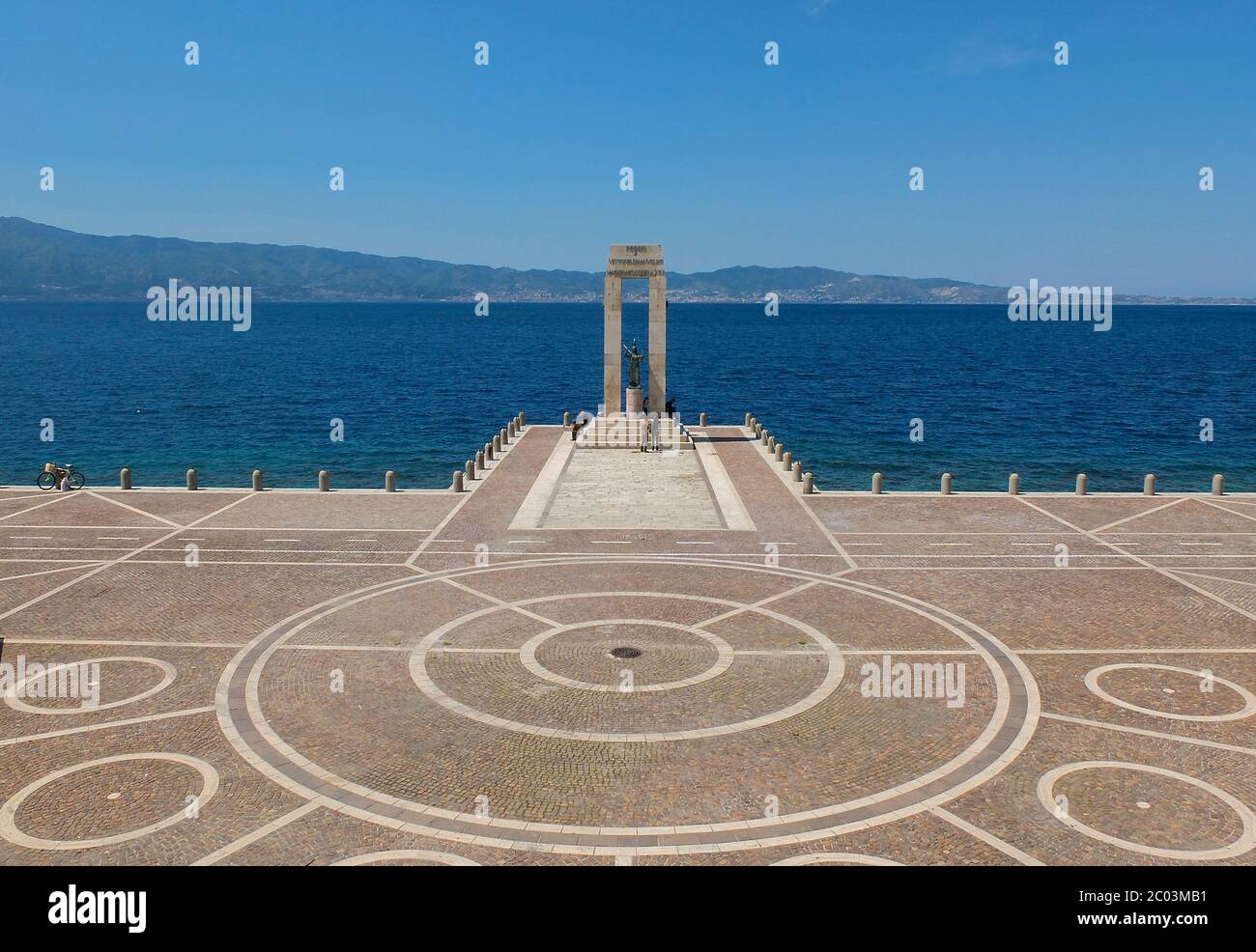 Square and statue of liberty of Reggio Calabria Stock Photo - Alamy