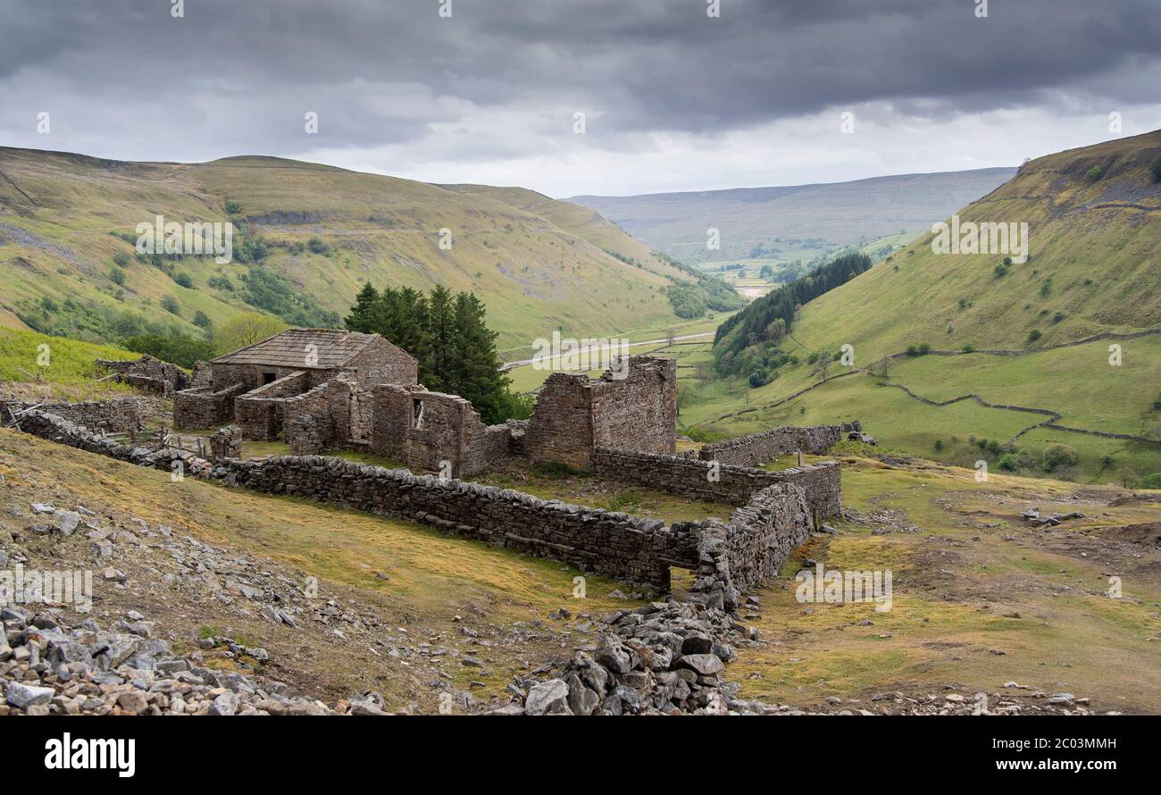 Building ruin yorkshire dales view hi-res stock photography and images ...