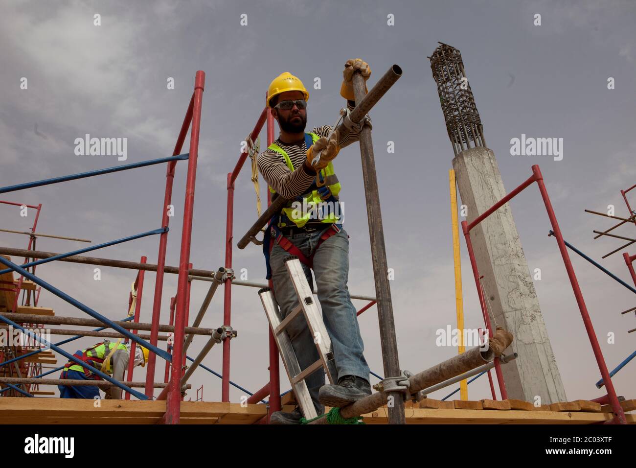 Erecting scaffolding hi-res stock photography and images - Alamy