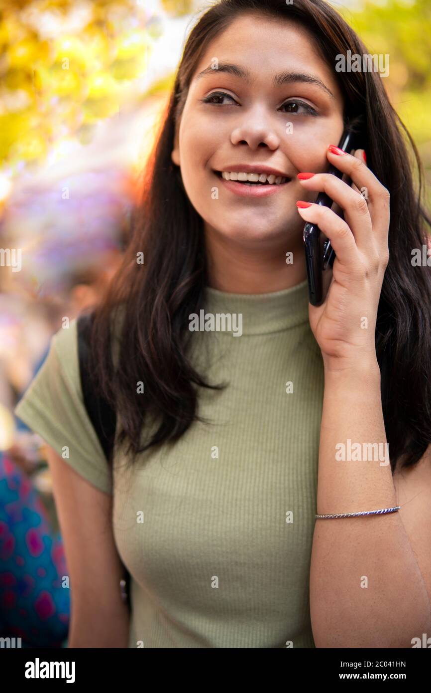 Teenagers teens talking hi-res stock photography and images - Alamy