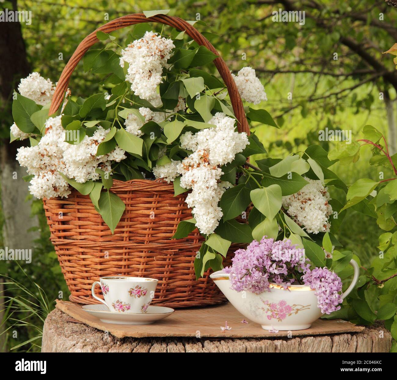 Tea basket hi-res stock photography and images - Alamy