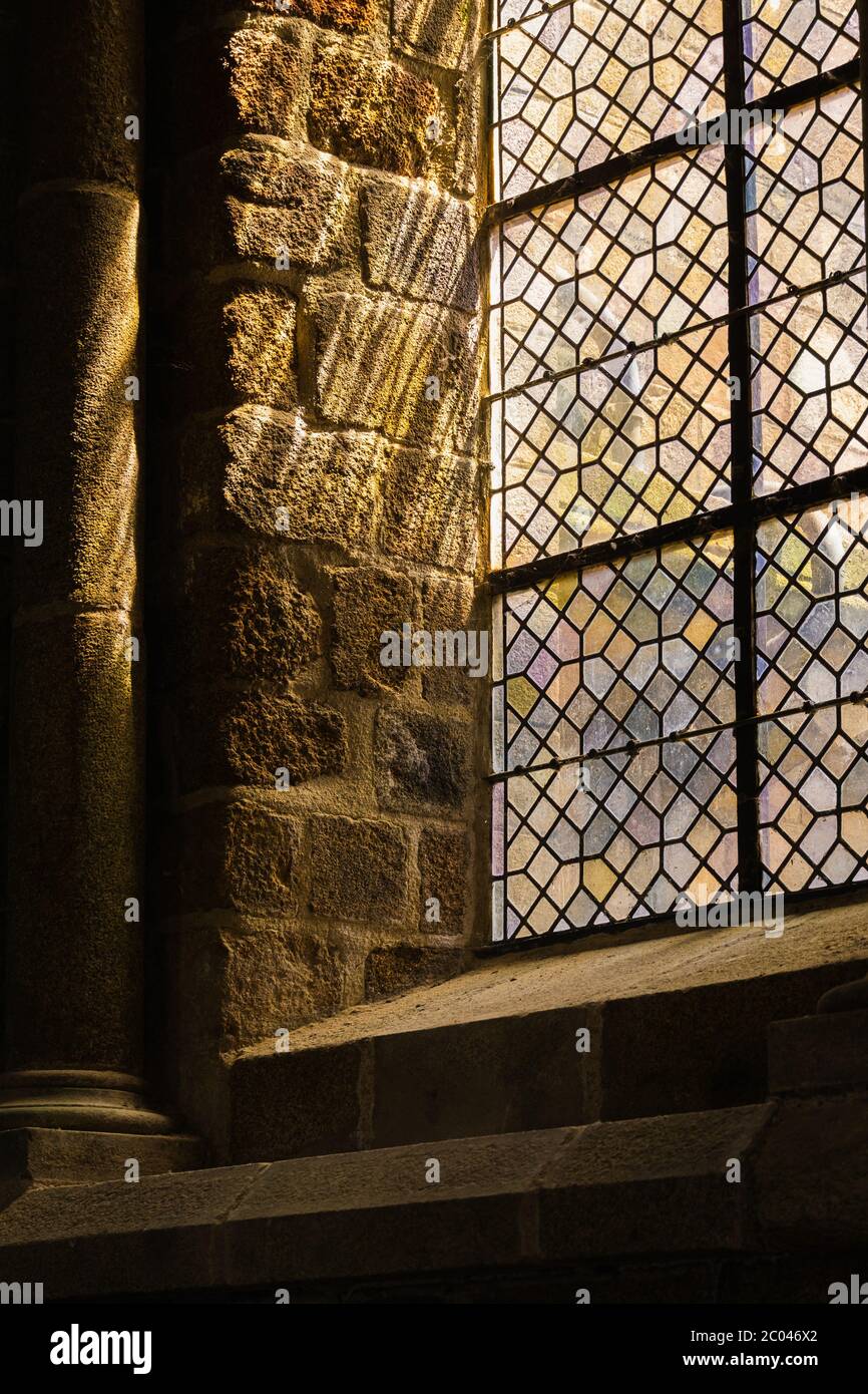 Light shining through church window hi-res stock photography and images ...