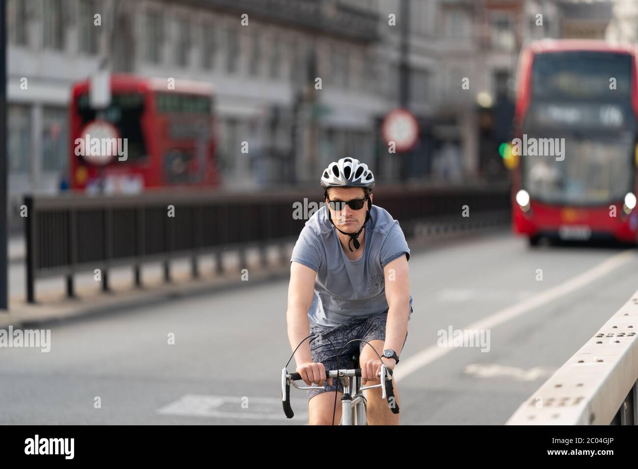 London 19 bus cyclist hi-res stock photography and images - Alamy