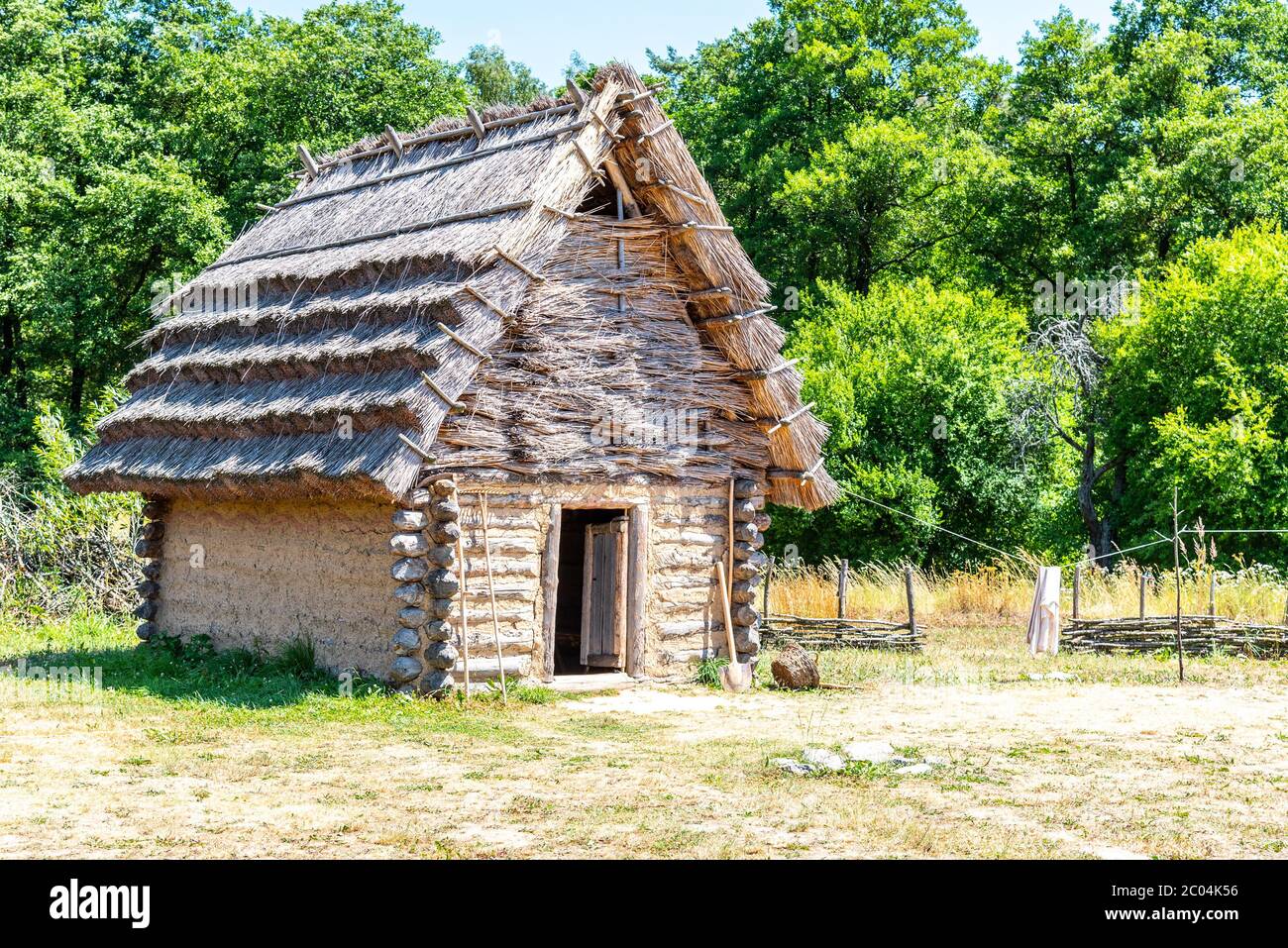 Hut with straw roof hi-res stock photography and images - Alamy