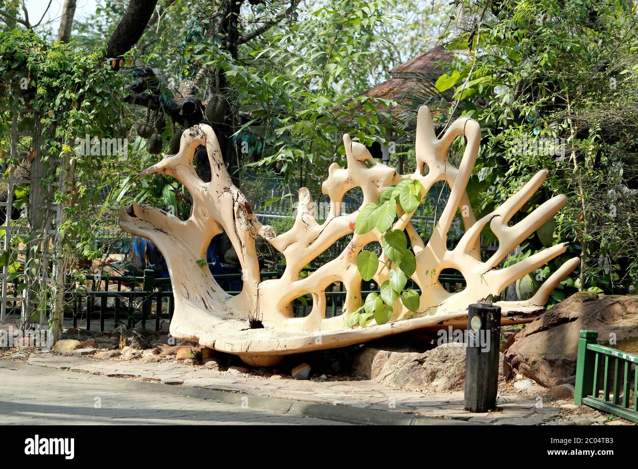 Wooden beautiful bench white hi-res stock photography and images - Alamy