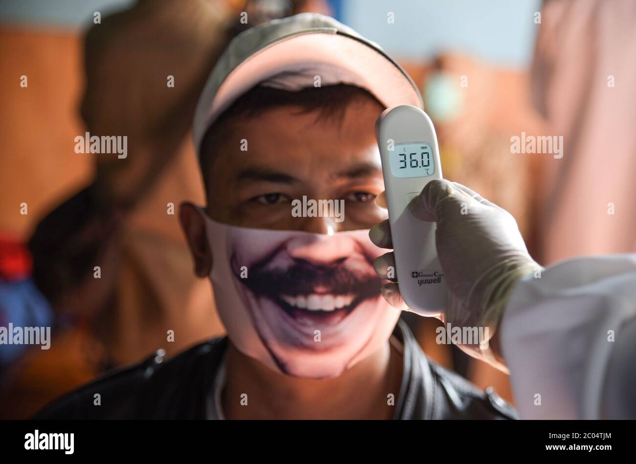 Medical personnel check temperature hi-res stock photography and images ...