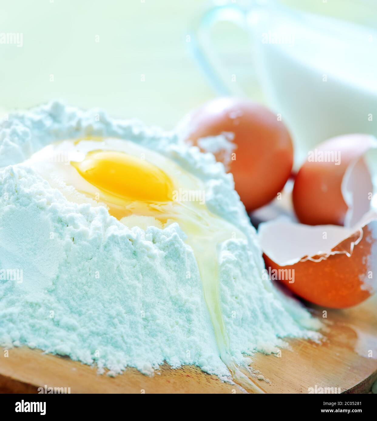 Fresh egg cracked heap flour hi-res stock photography and images - Alamy