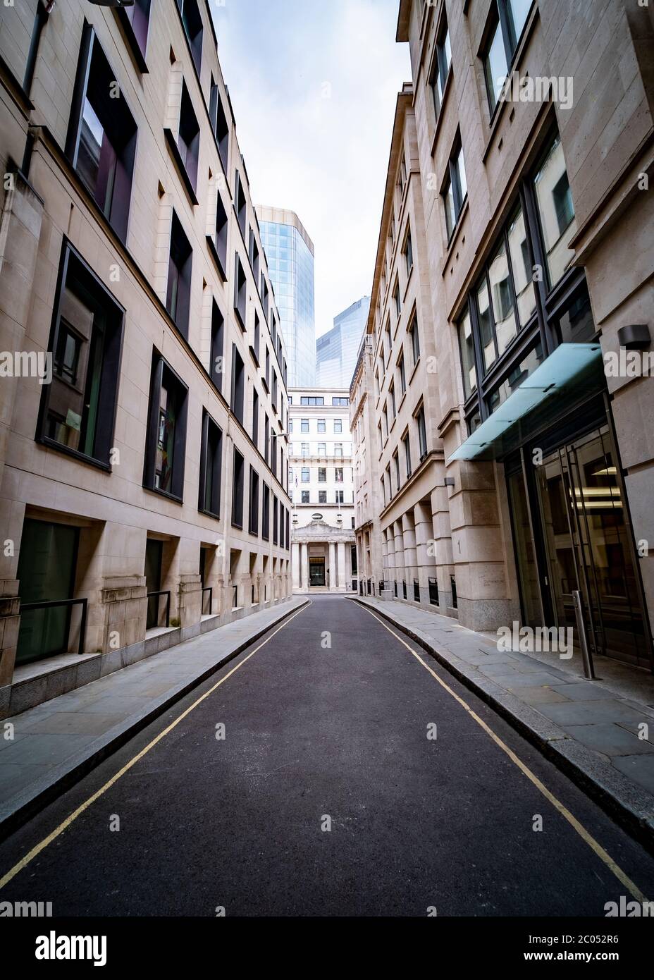 London- beautiful old empty City of London street Stock Photo - Alamy