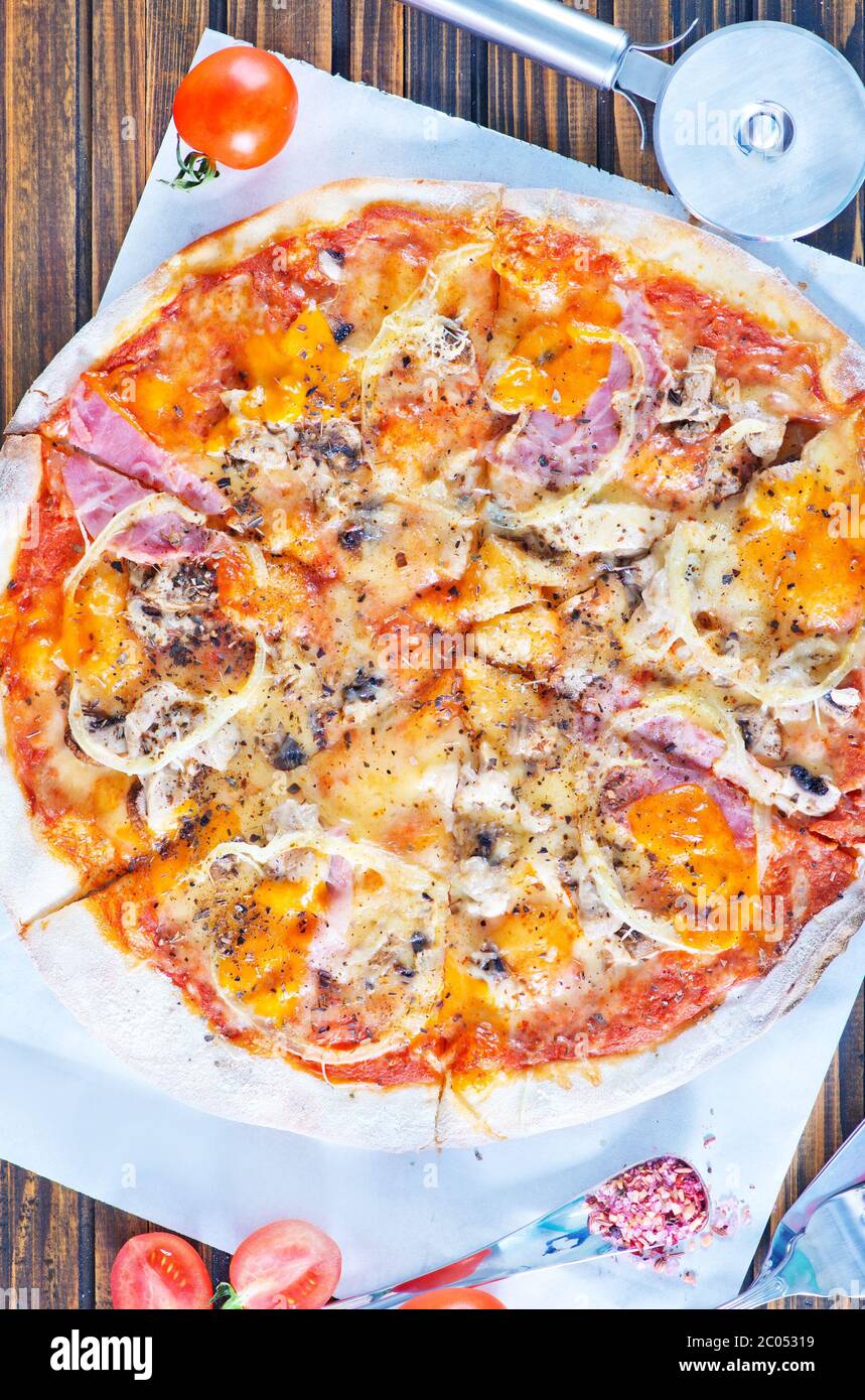 Unsliced pizza hi-res stock photography and images - Alamy
