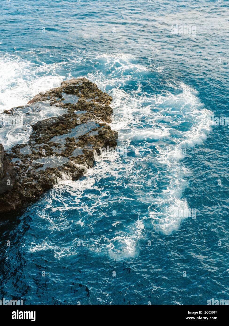 Aerial view ocean waves splashing hi-res stock photography and images ...