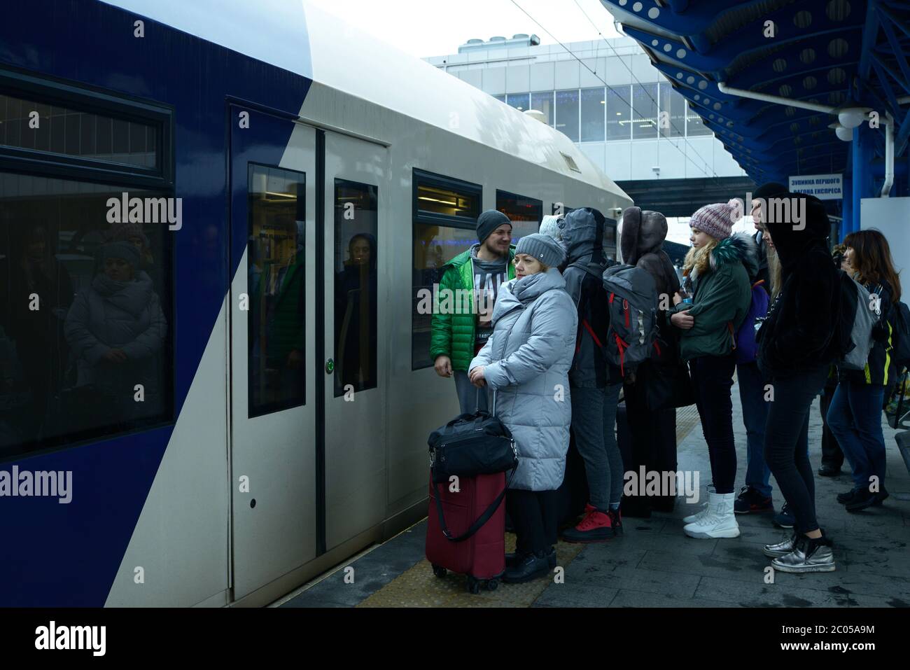 Grand central station departure board hi-res stock photography and ...