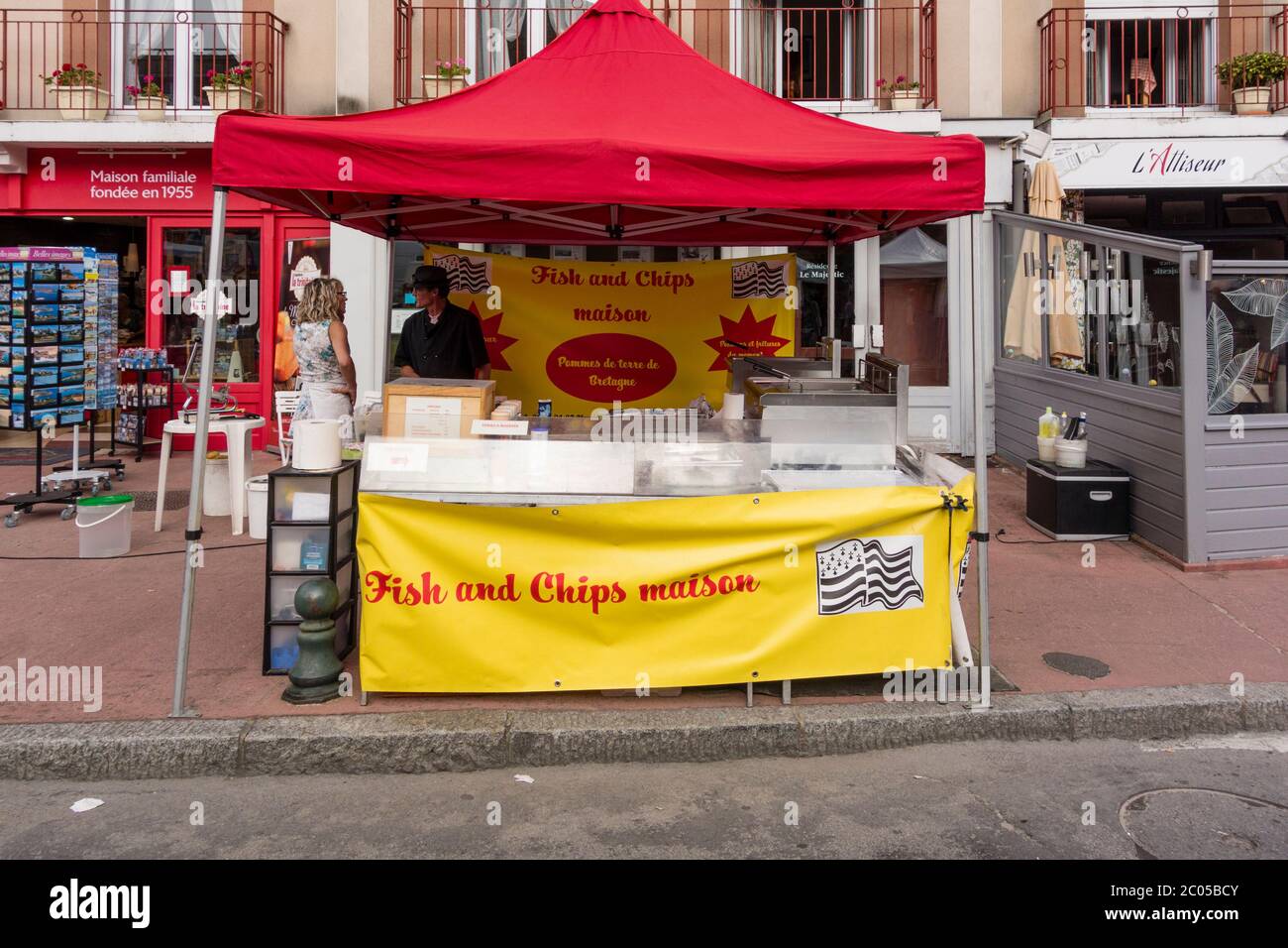 Fish and chips food stall hi-res stock photography and images - Alamy