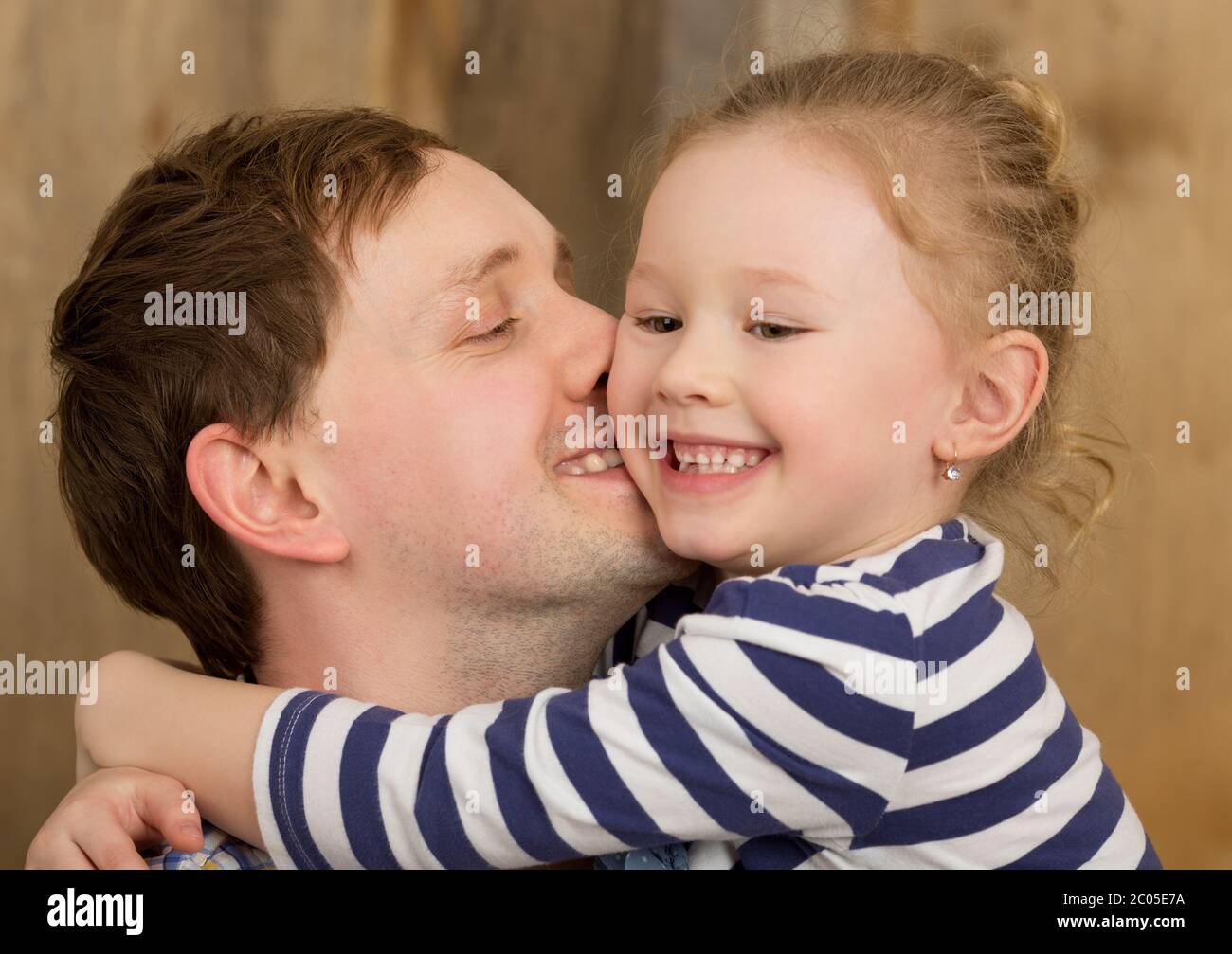 Dad kissing daughter hi-res stock photography and images - Alamy