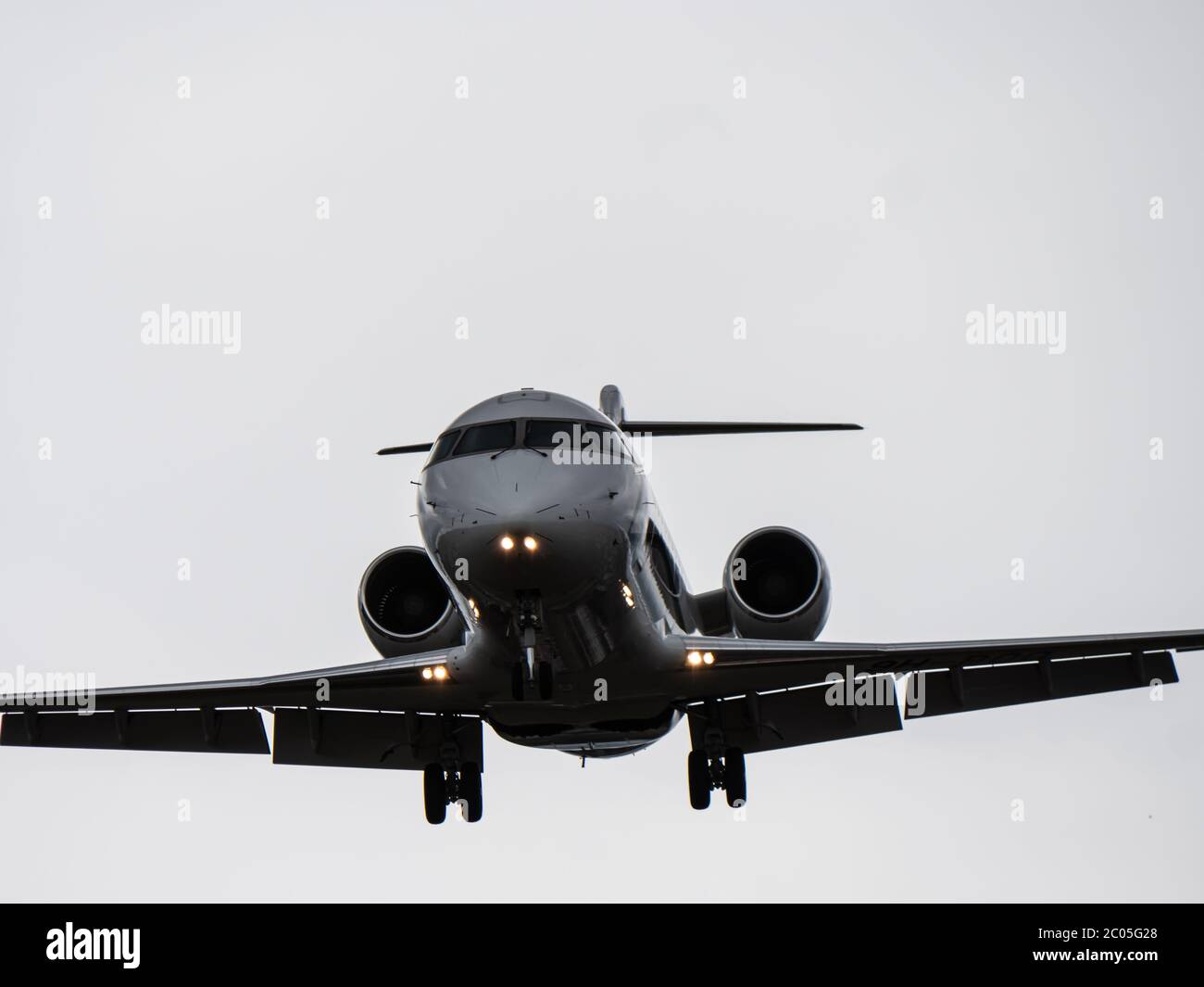 Small jet landing hi-res stock photography and images - Alamy