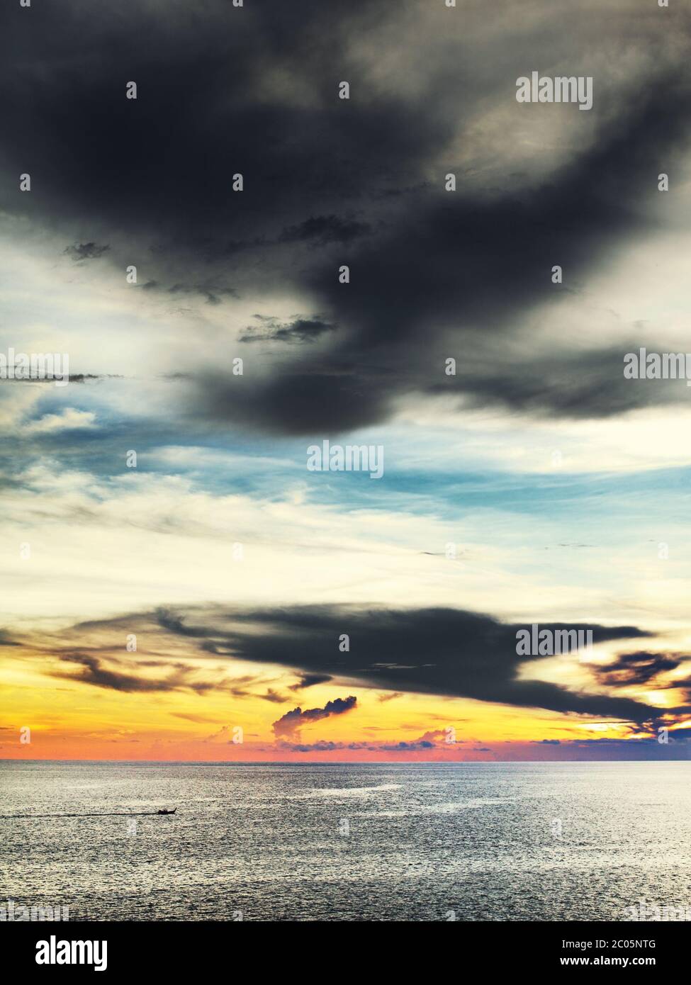Beautiful gold sunrise vertical hi-res stock photography and images - Alamy