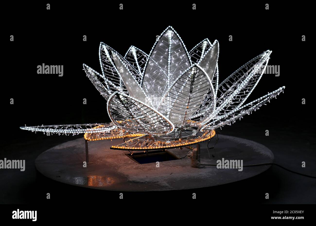 Flower sculpture hi-res stock photography and images - Alamy