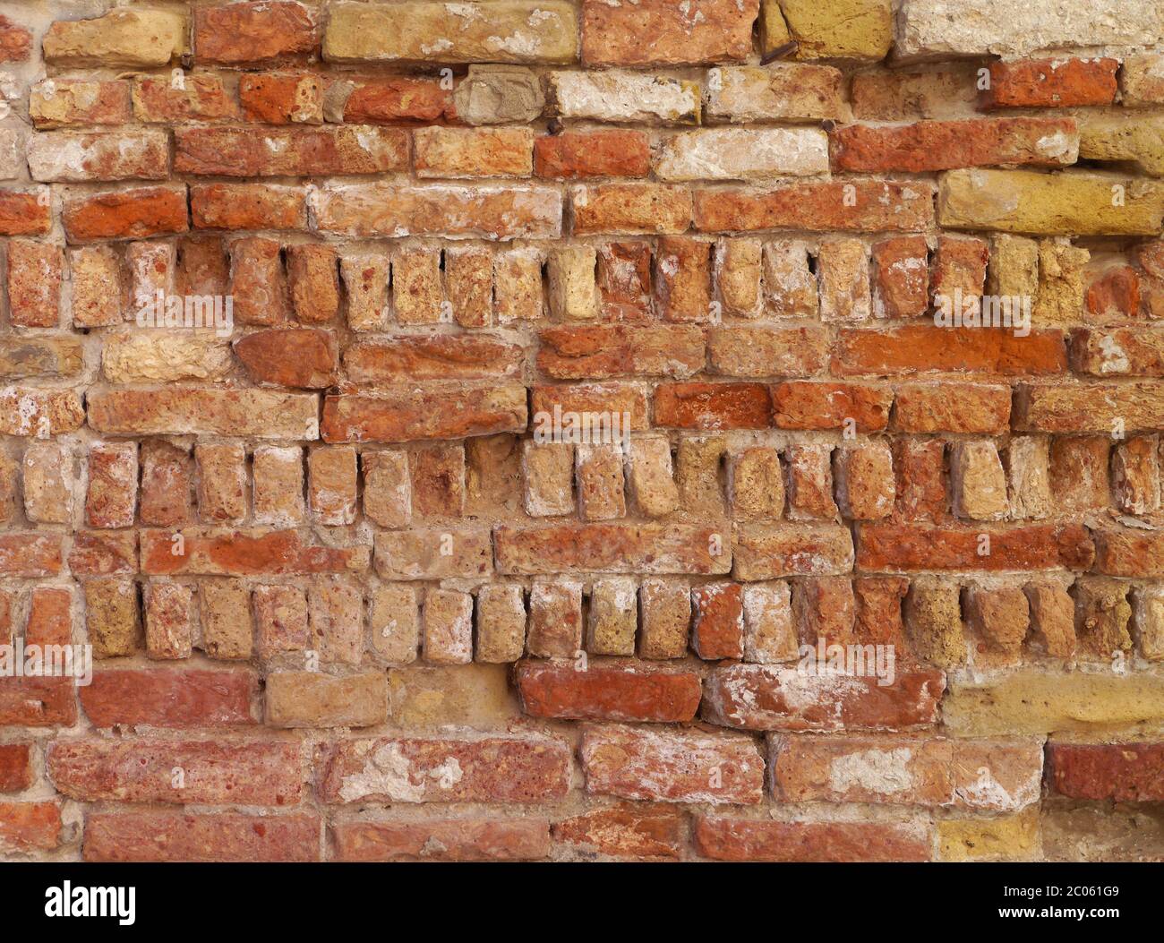 Half brick walls hi-res stock photography and images - Alamy