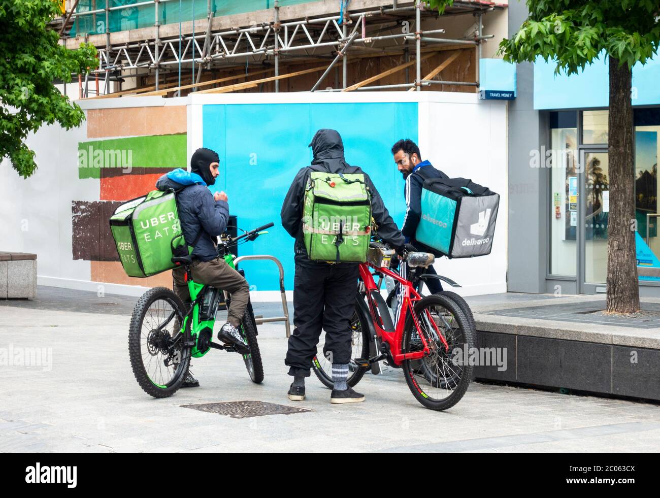Delivery men hi-res stock photography and images - Alamy