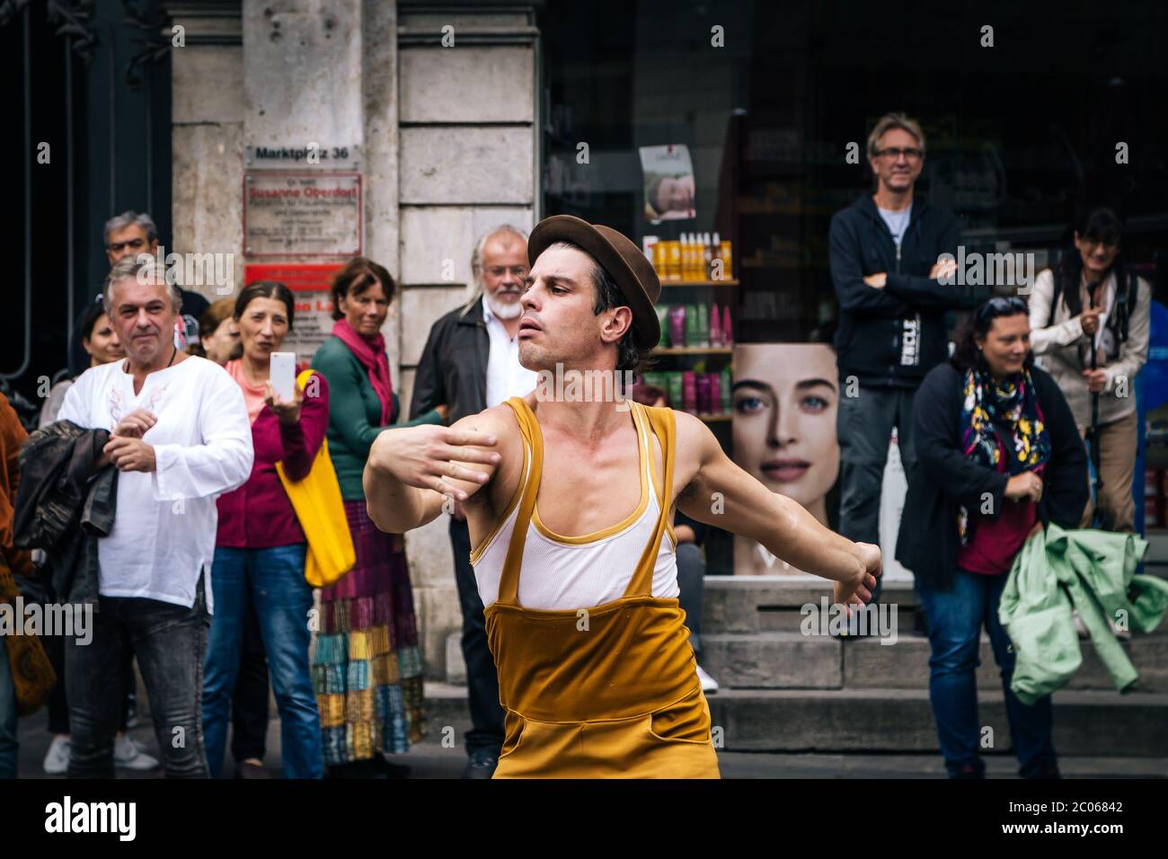 Funny dance pose hi-res stock photography and images - Alamy