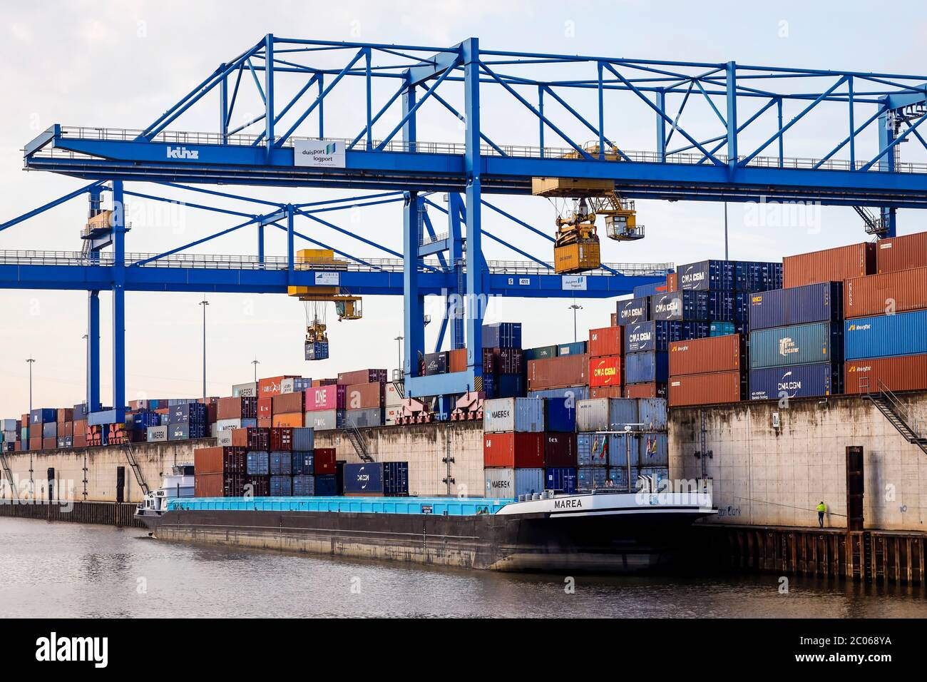 Harbour crane loads containers onto inland waterway vessel, duisport ...