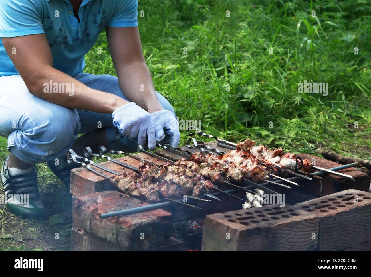 Men grilling meat hi-res stock photography and images - Alamy