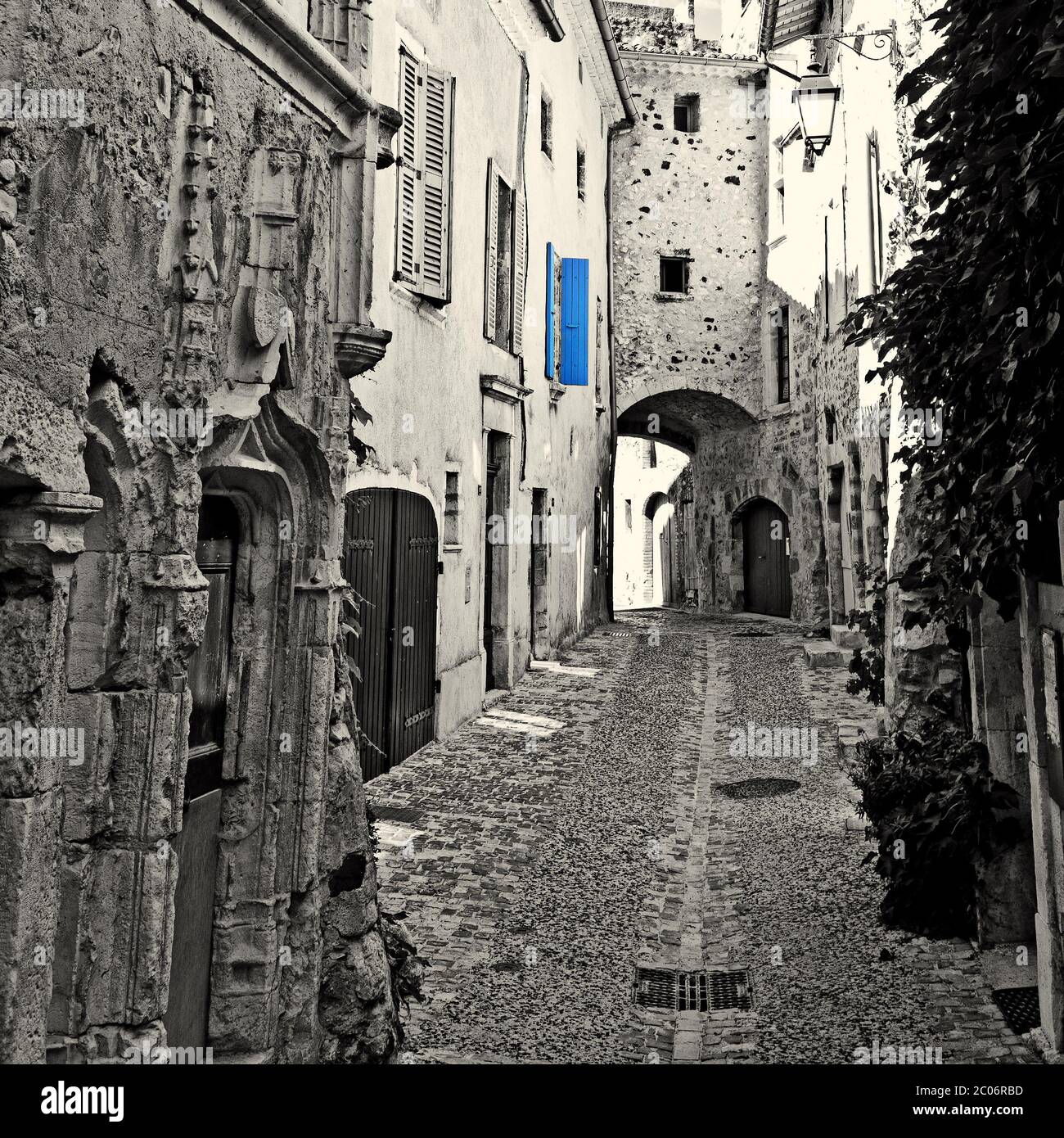 Narrow alley residential hi-res stock photography and images - Alamy