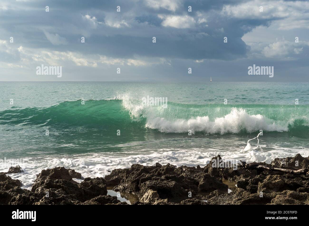 Wave shatter hi-res stock photography and images - Alamy