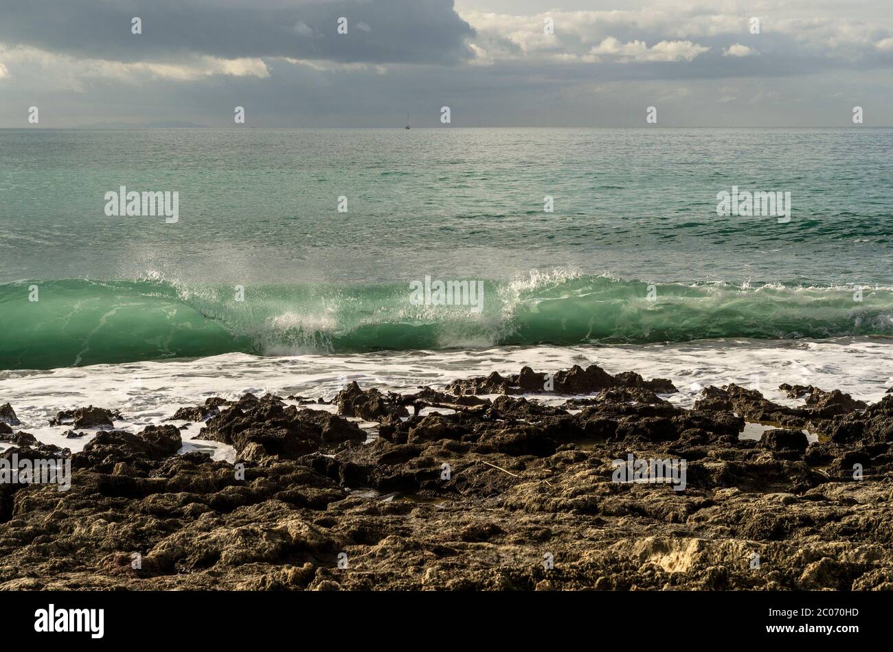 Seascape rocks big waves hi-res stock photography and images - Alamy